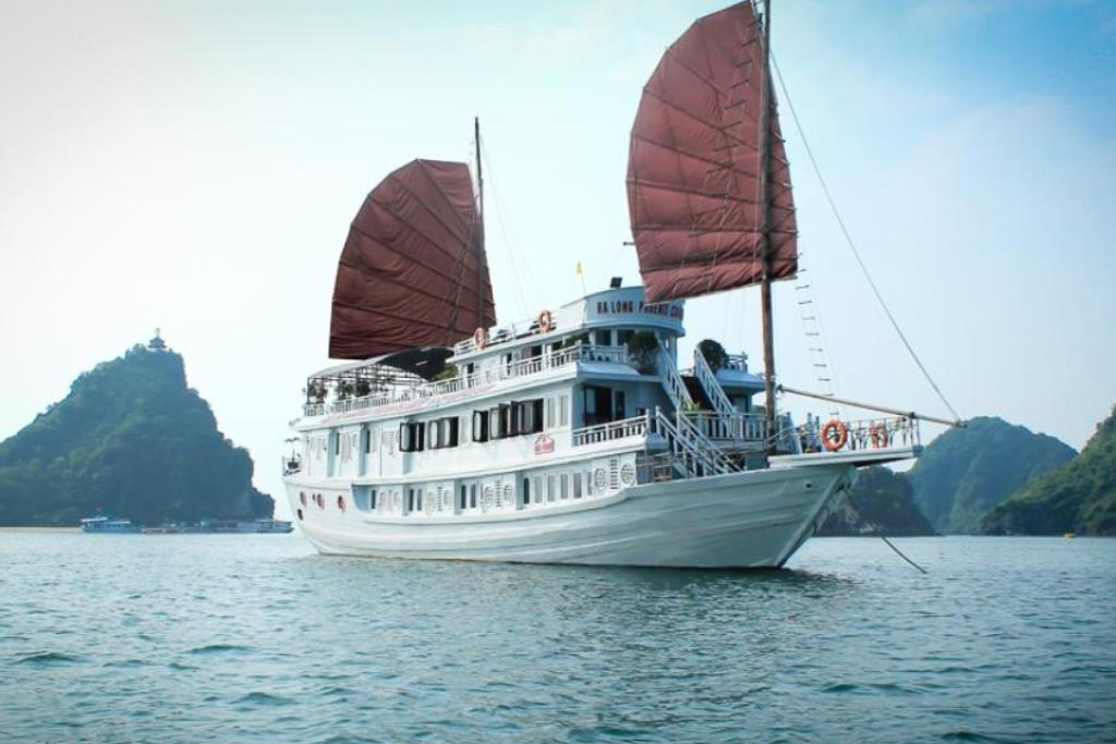 Phoenix cruiser Halong Bay | Incredible Asia Journeys